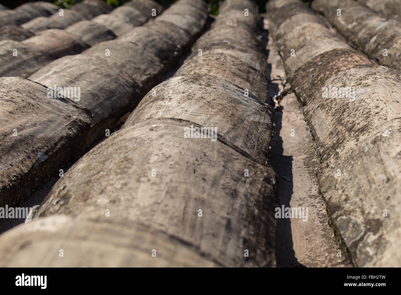 overlapping roof tiles Stock Photo - Alamy