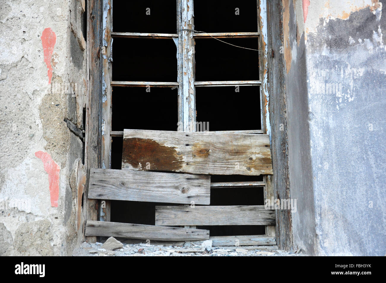 old broken wooden window Stock Photo - Alamy