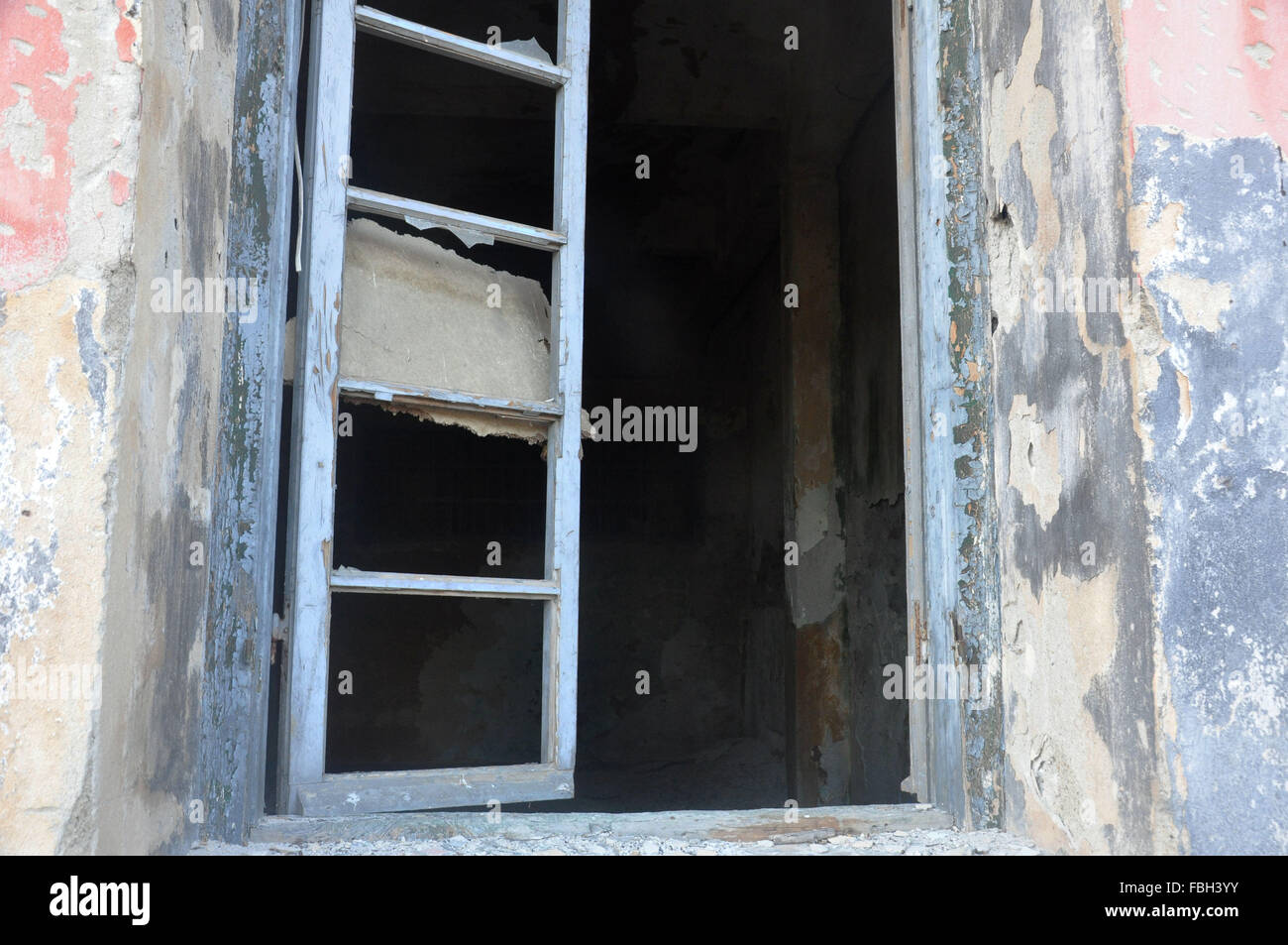 old broken wooden window Stock Photo - Alamy