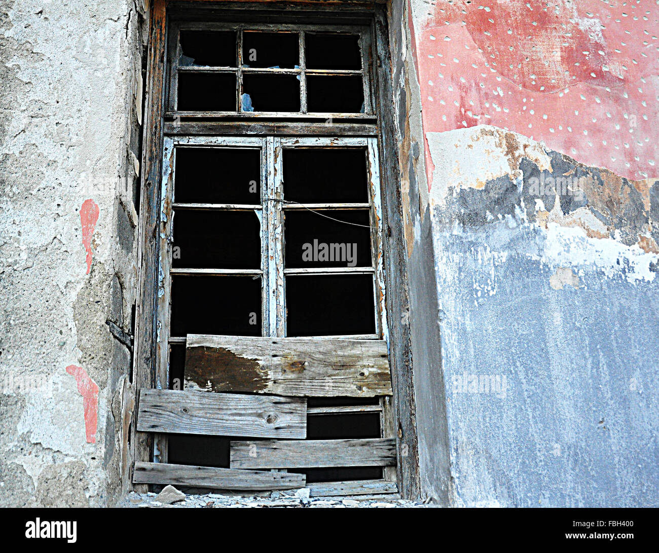 old broken wooden window Stock Photo - Alamy