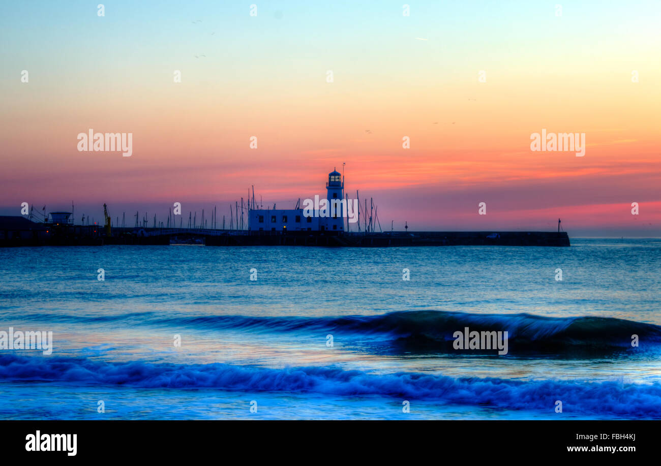 Beach scarborough lighthouse uk hi-res stock photography and images - Alamy