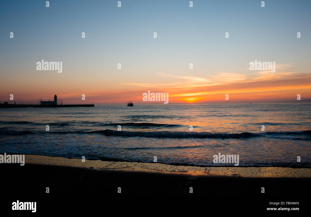Beach scarborough lighthouse uk hi-res stock photography and images - Alamy