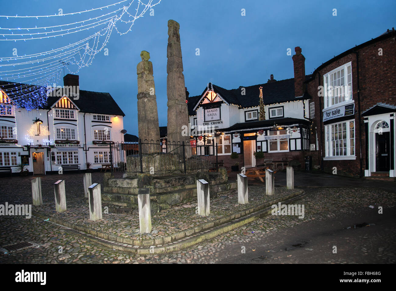Sandbach Saxon crosses and cobbled town square at Christmas time Stock ...