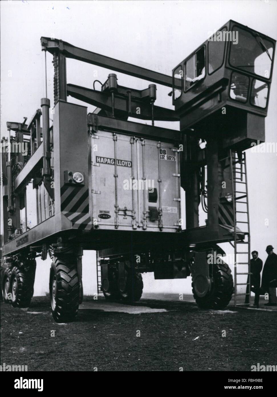 1972 - The Muscleman is 7 meters high and lifts 30 tons. This straddle ...