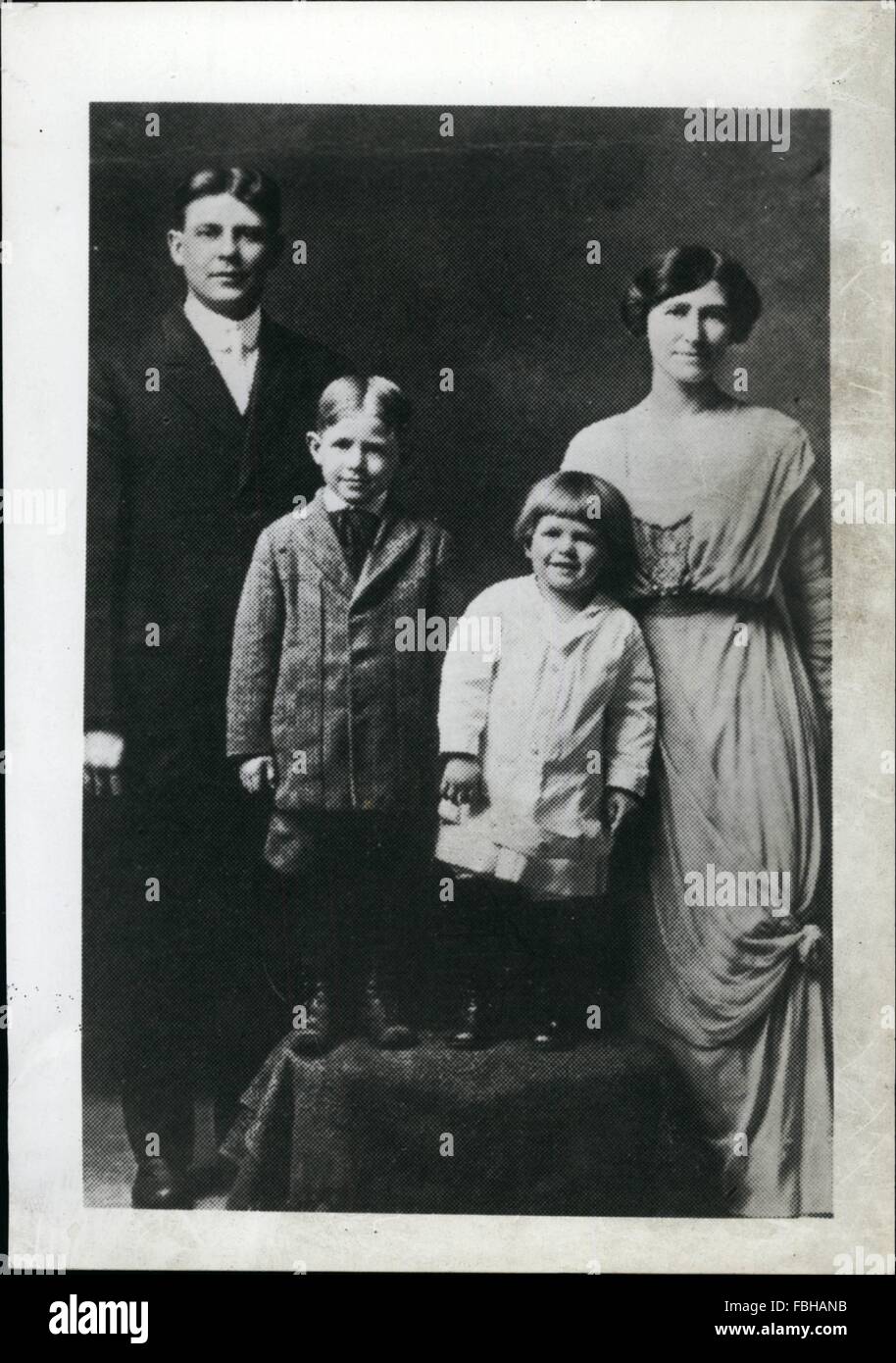 1914 - Ronald Reagan (next to mother) Brother Neil (Next to father ...