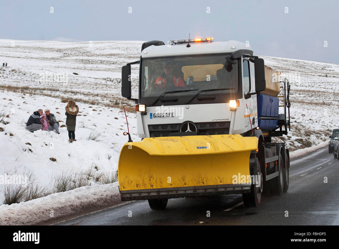 Brecon Beacons, UK. 16th January 2016 - A gritting lorry makes it's way ...