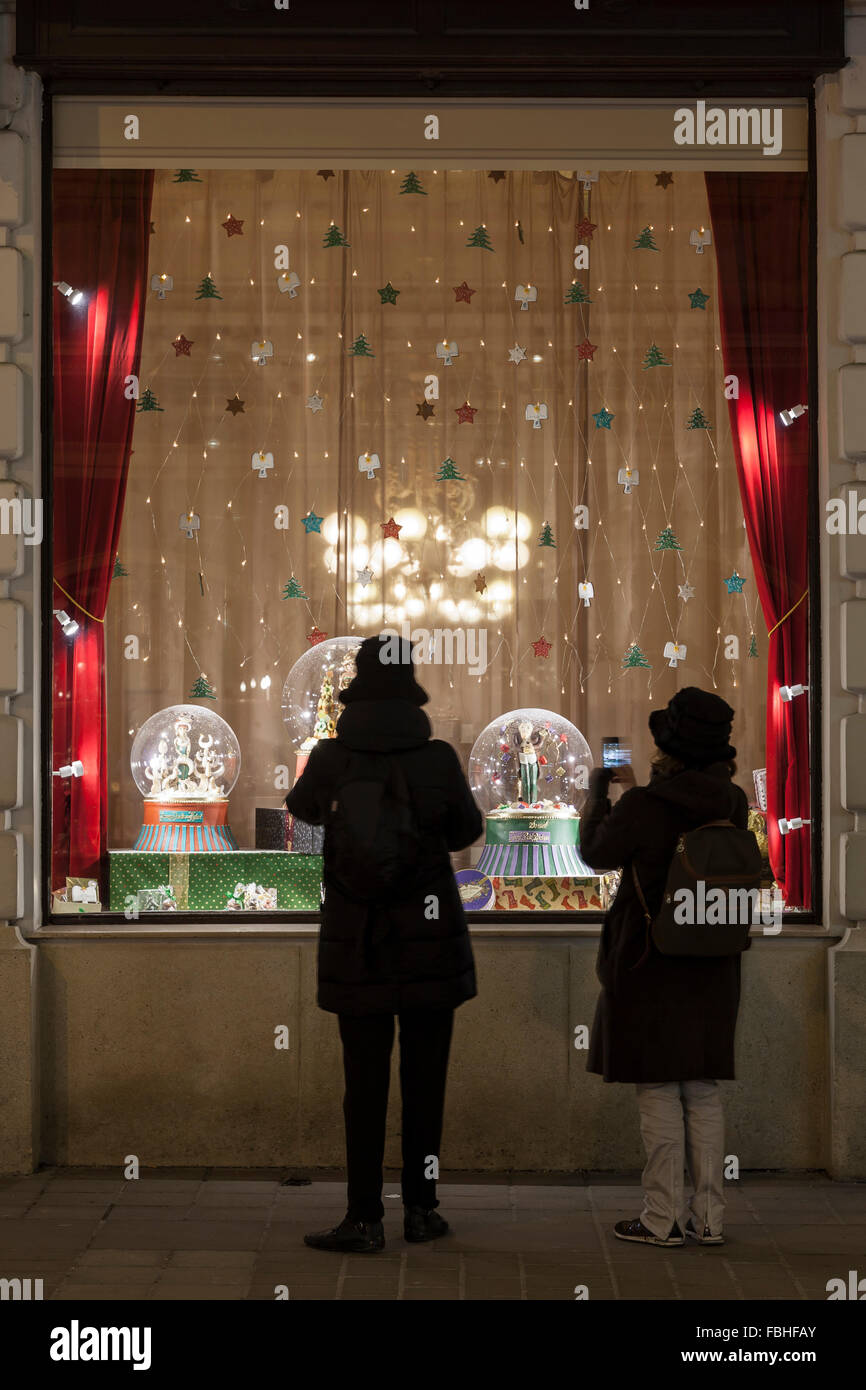 Austria, Vienna, Kohlmarkt, pedestrian area, shop, window display Stock ...