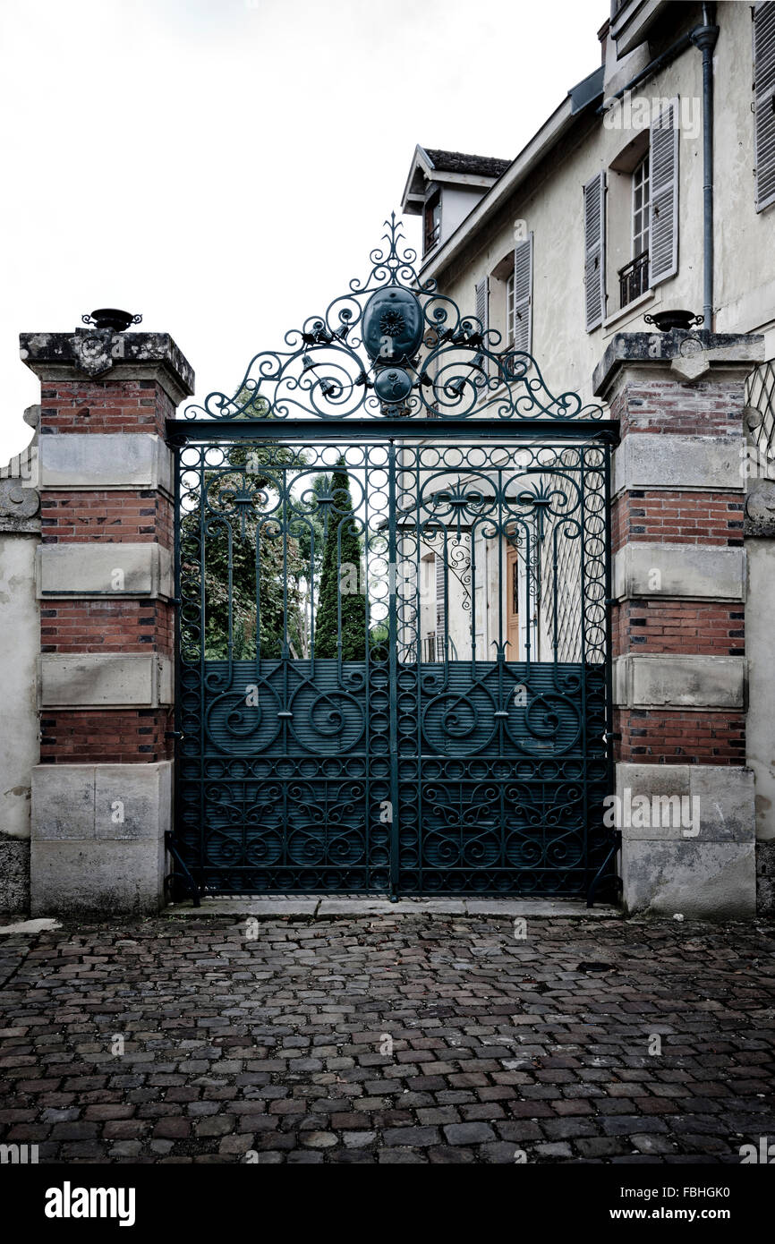 Black gate hi-res stock photography and images - Alamy