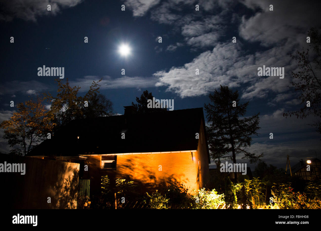 Moonlight and house hi-res stock photography and images - Alamy