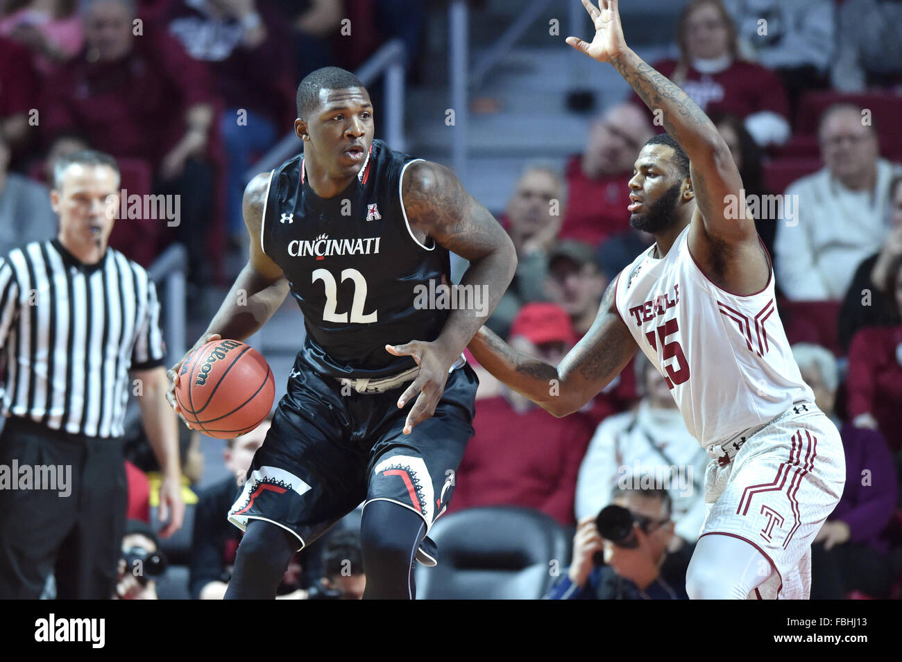 Philadelphia, Pennsylvania, USA. 16th Jan, 2016. Cincinnati Bearcats ...