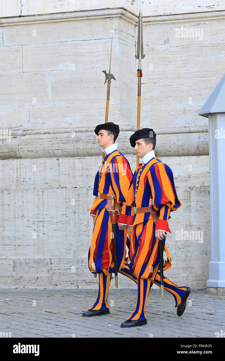 Papal Swiss guards outside St Peter's Basilica, Vatican City, Rome ...
