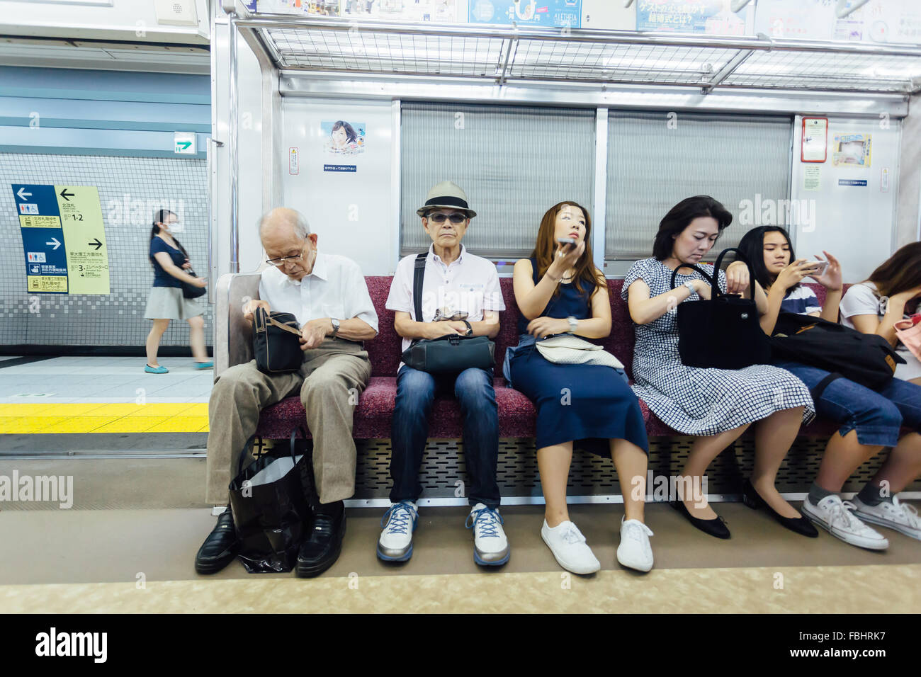 Tokyo subway platform crowd hi-res stock photography and images - Alamy