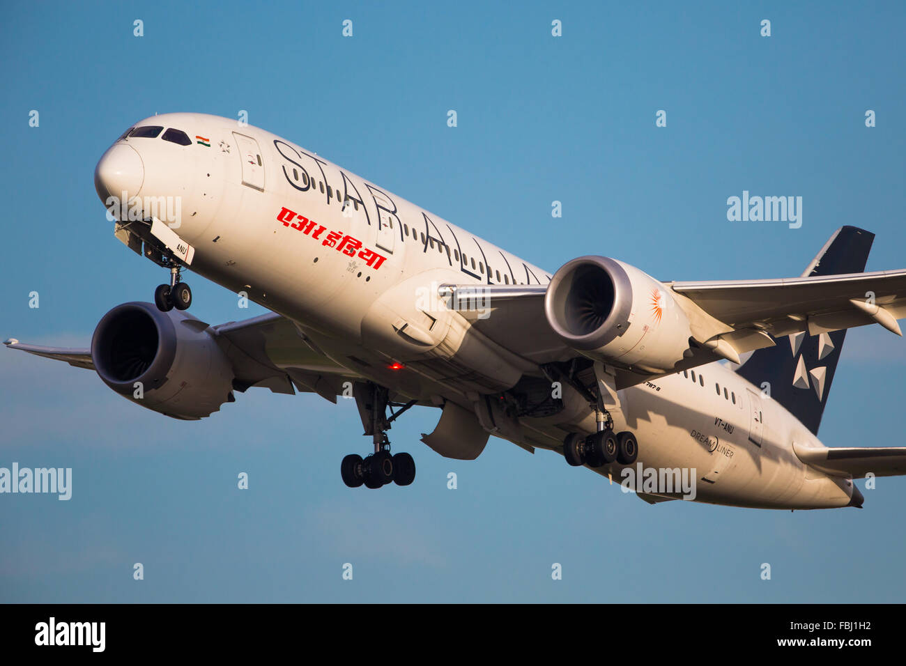 Boeing 787 front hi-res stock photography and images - Alamy