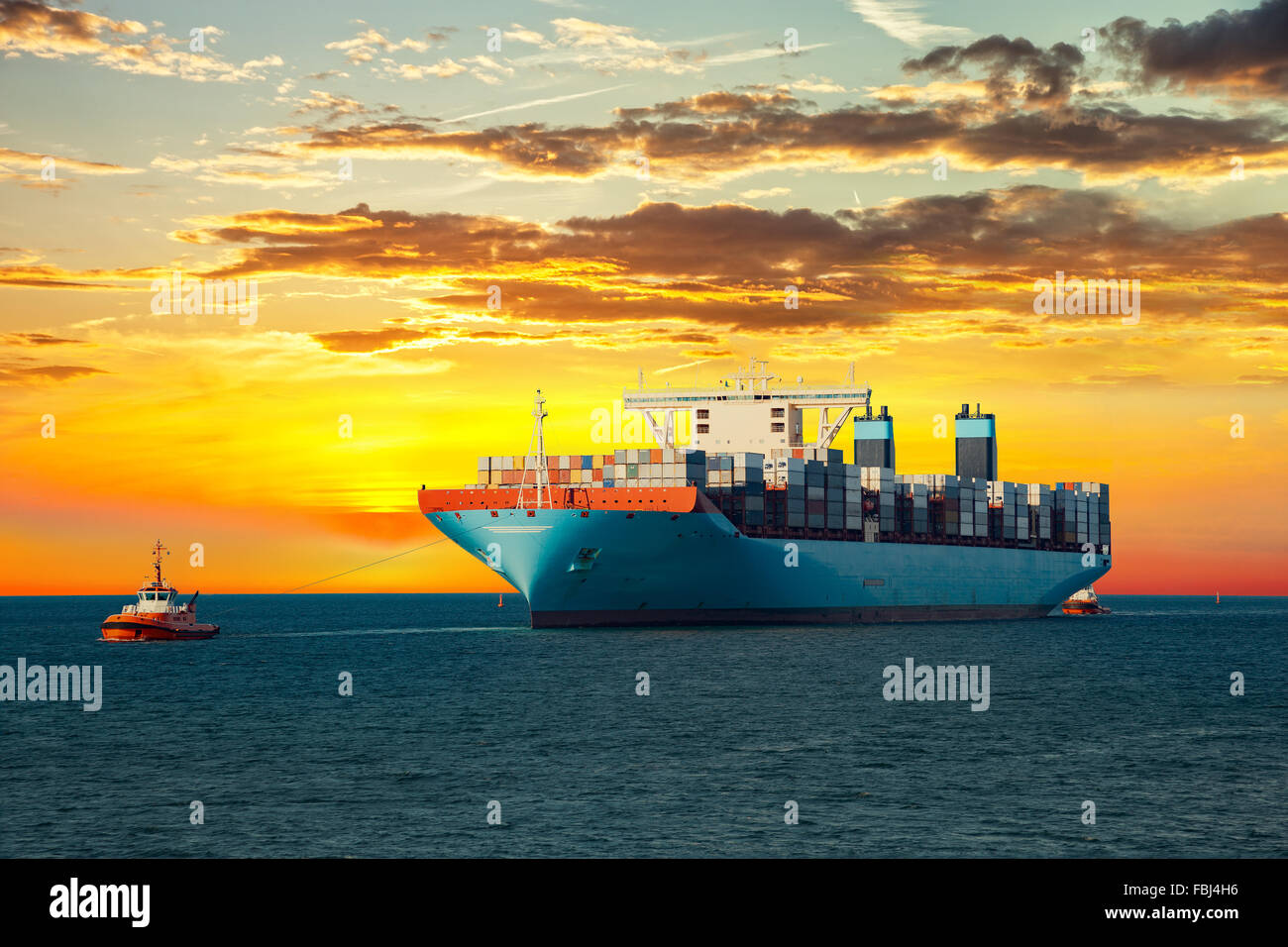 Container ship at sea hi-res stock photography and images - Alamy