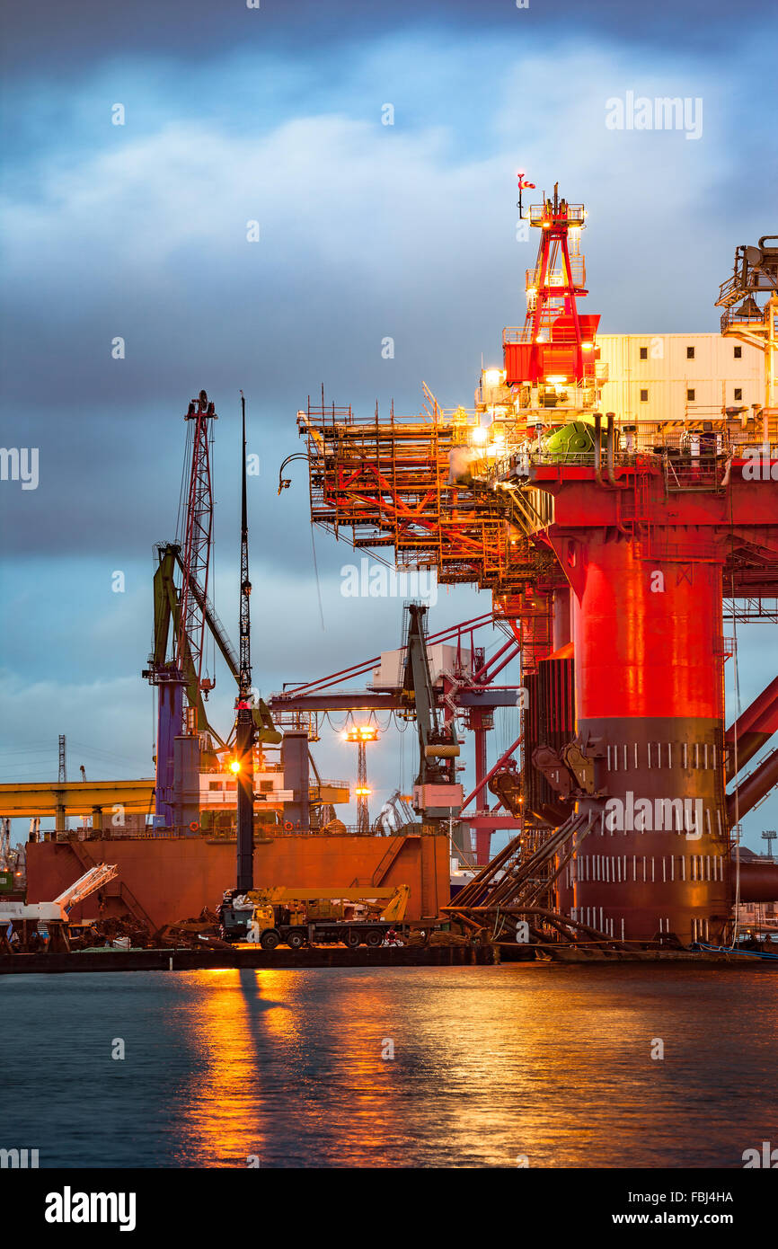 Oil rig construction hi-res stock photography and images - Alamy