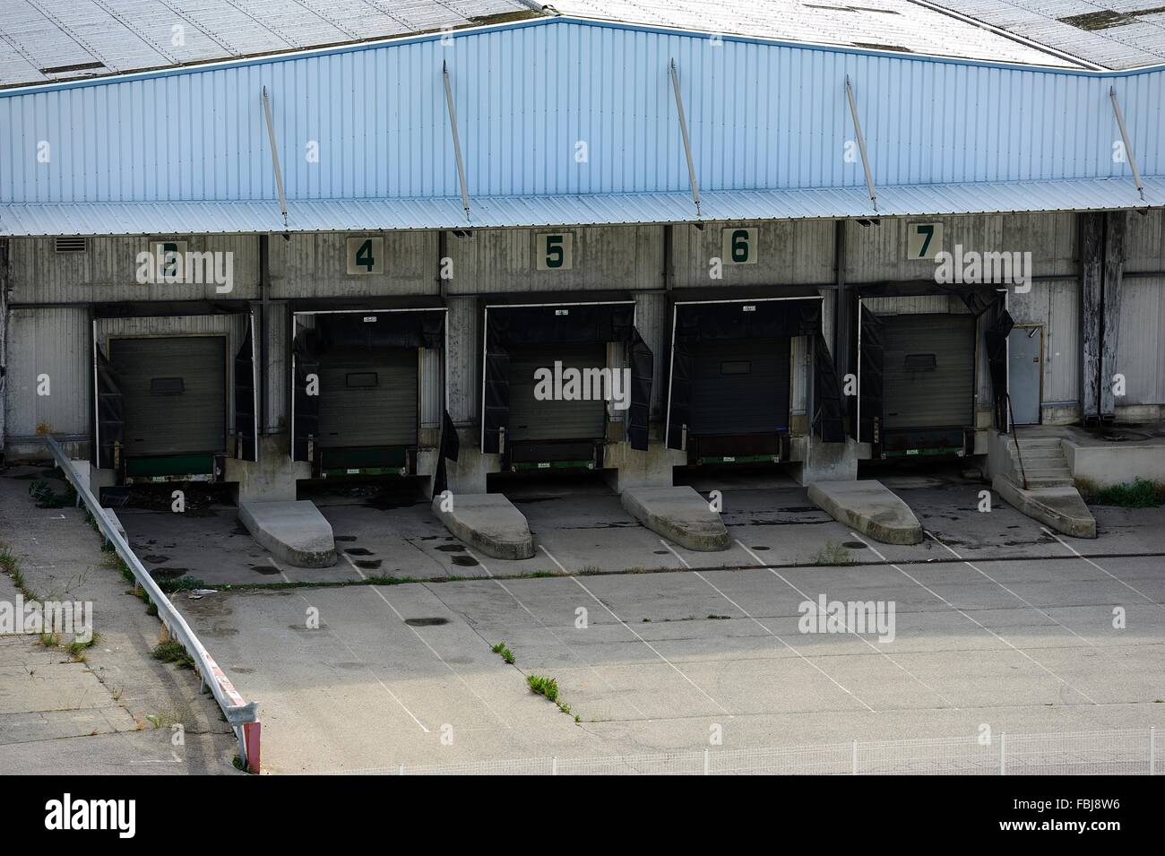 Loading bays hi-res stock photography and images - Alamy