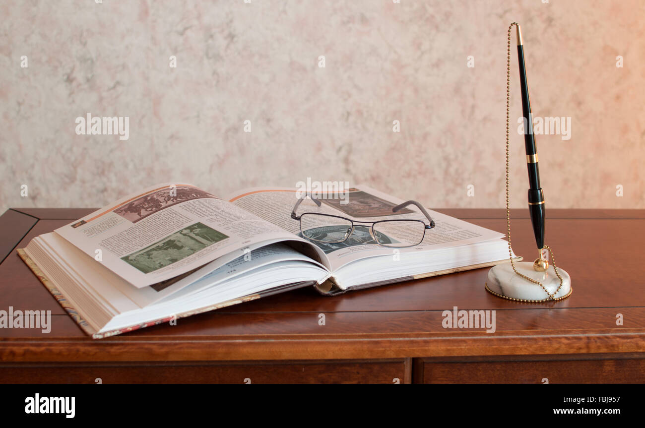 Open book on table hi-res stock photography and images - Alamy
