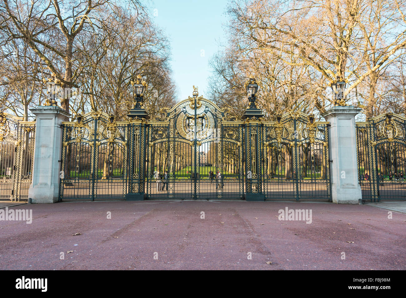 Green park gates hi-res stock photography and images - Alamy