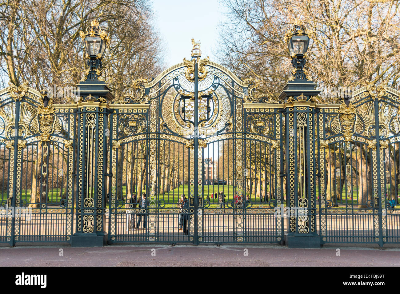 Green park gates hi-res stock photography and images - Alamy