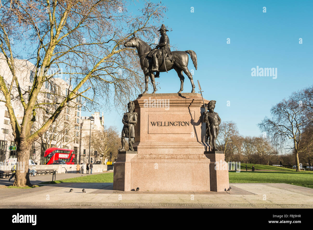 Wellington bronze hi-res stock photography and images - Alamy