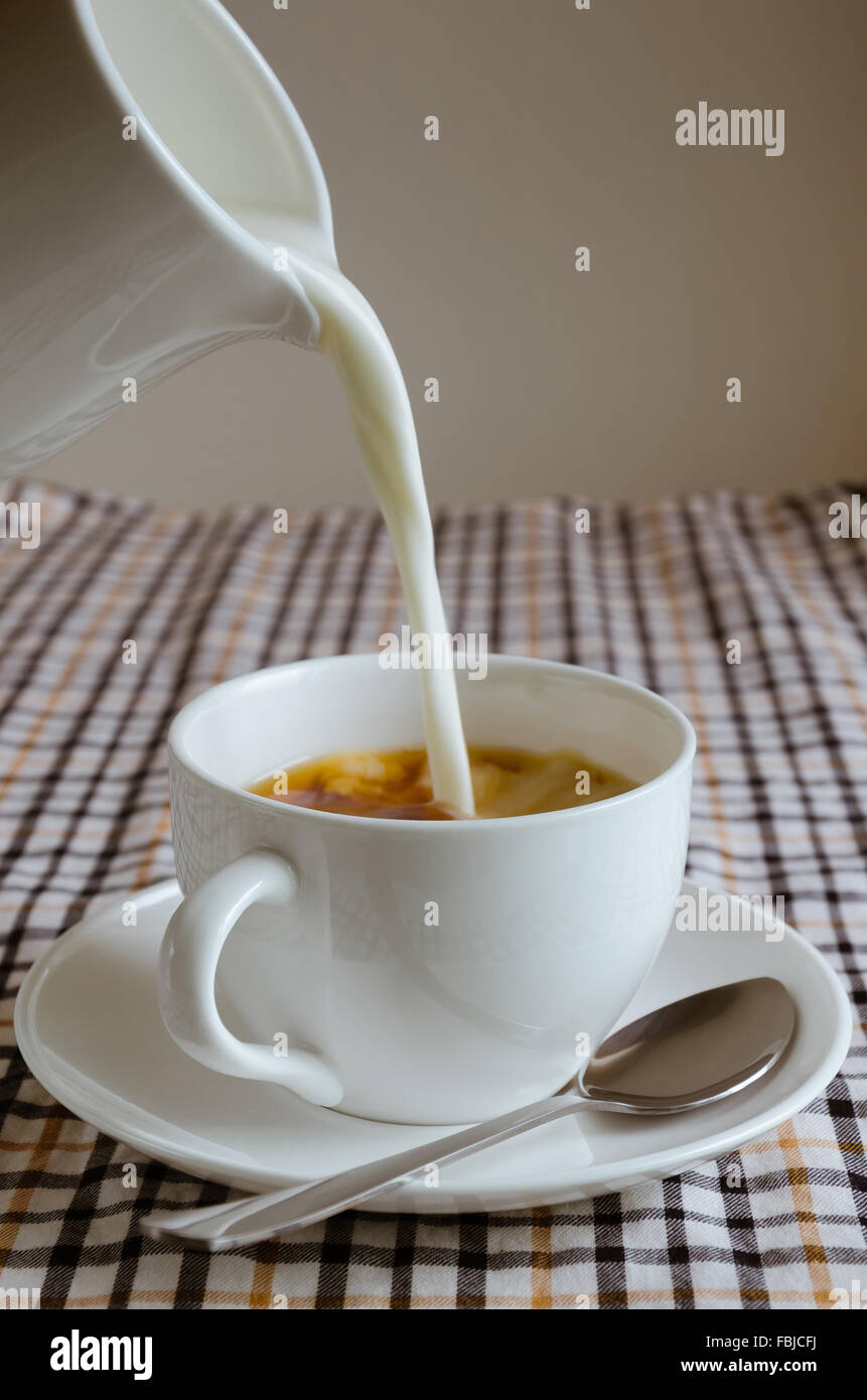 Milk pouring tea hi-res stock photography and images - Alamy