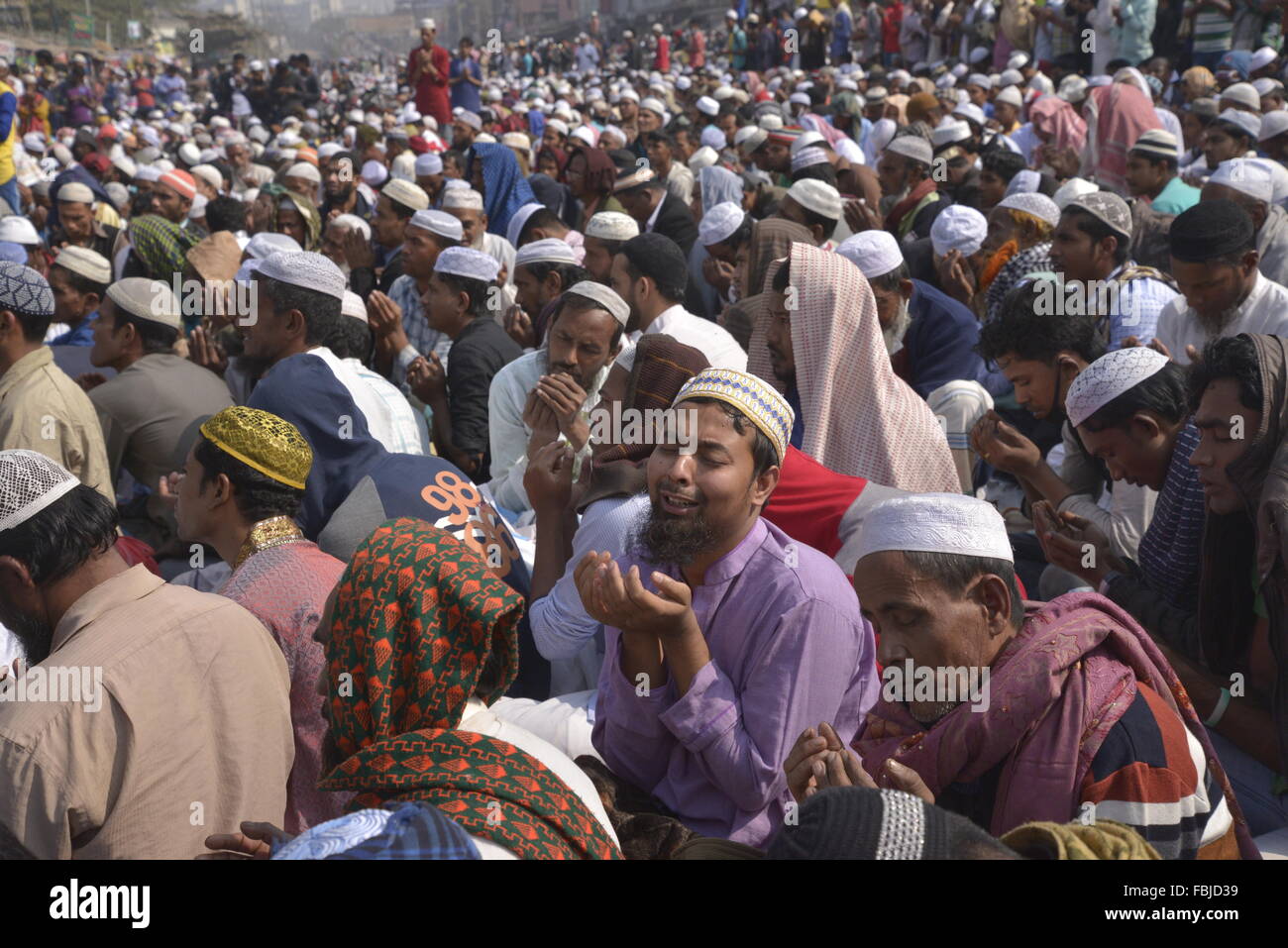 Bangladeshi Muslim devotee participates in Akheri Munajat, or last ...