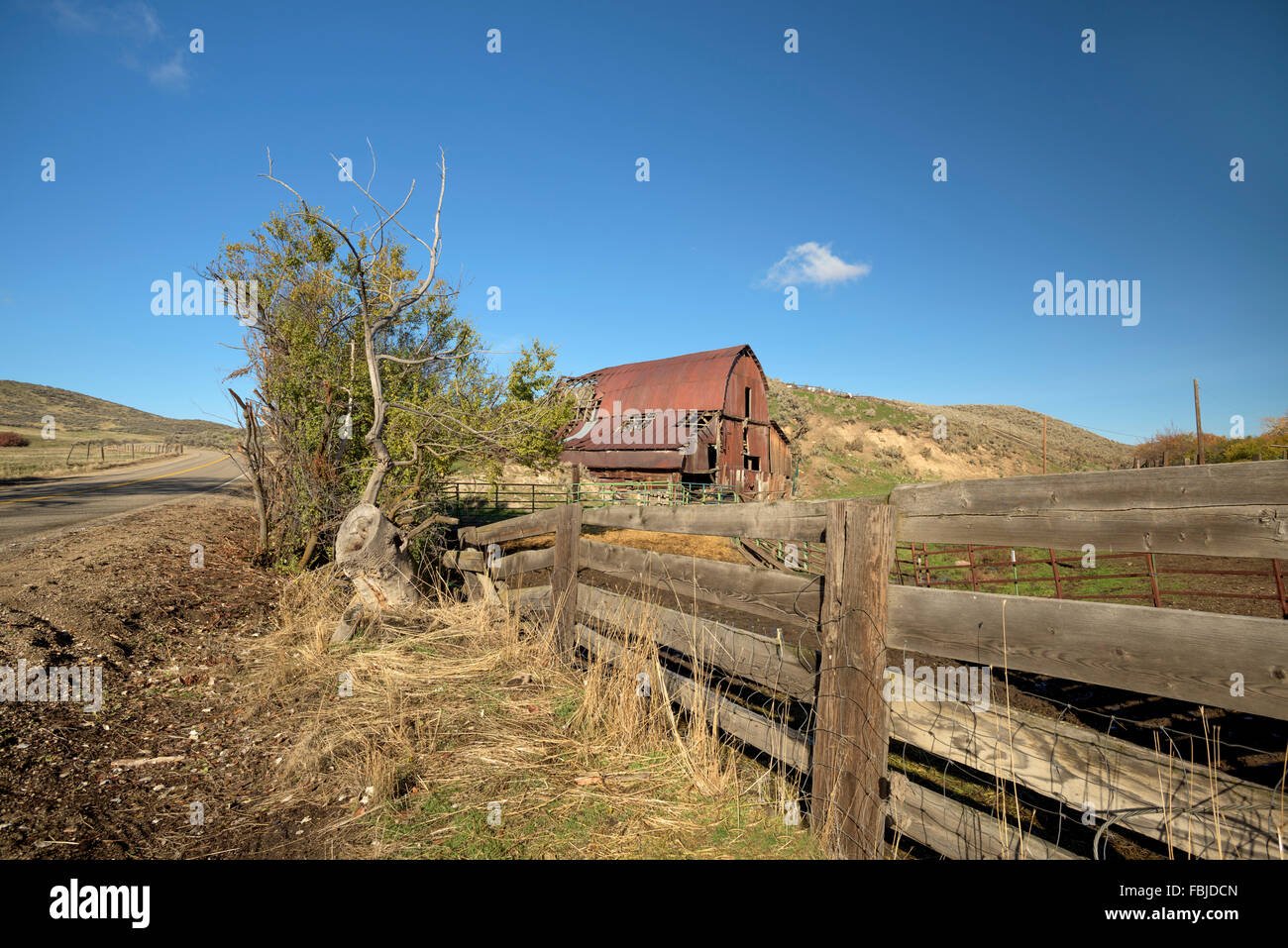 Old cattle barn hi-res stock photography and images - Alamy