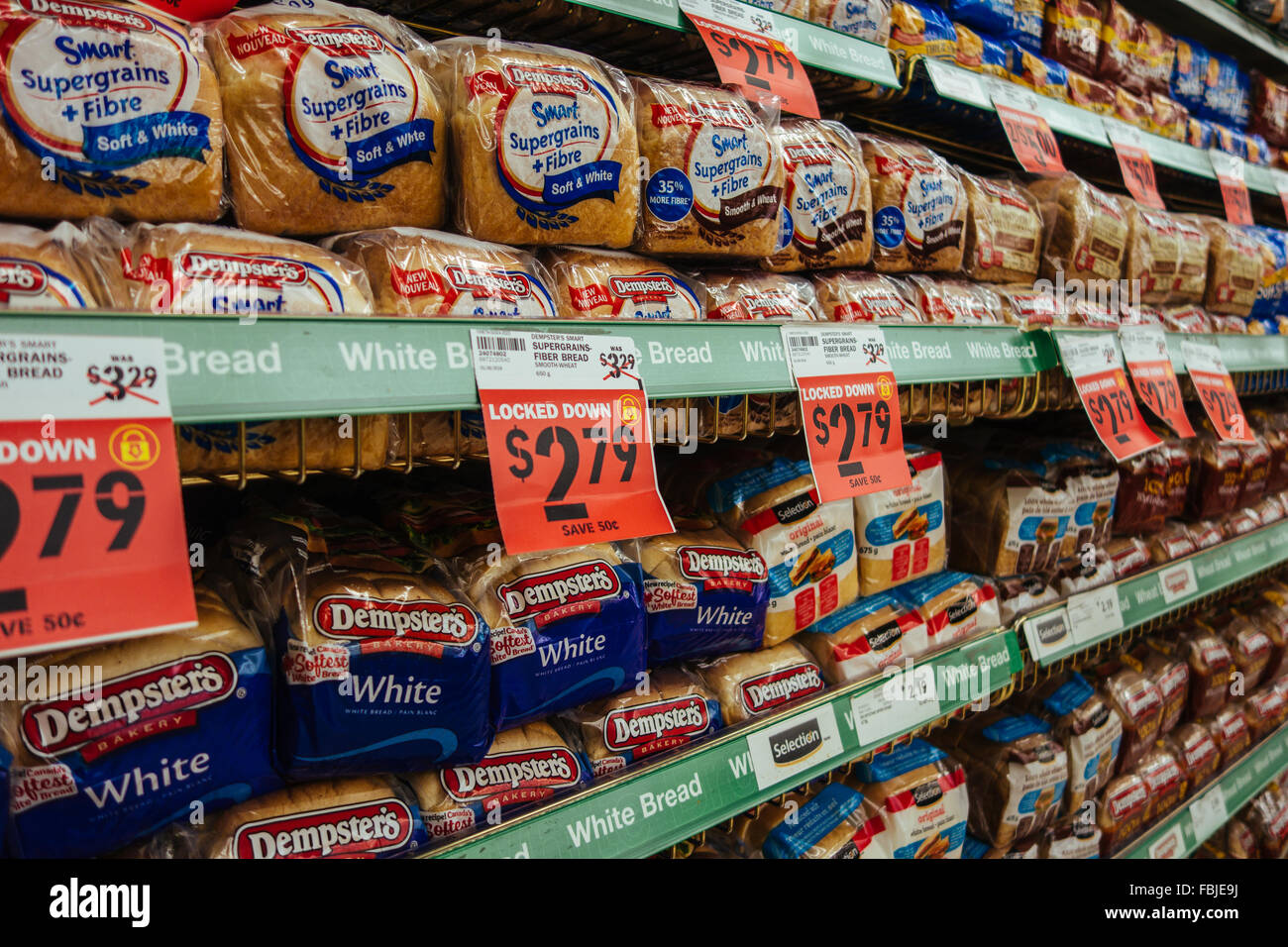 supermarket bread shelf Stock Photo - Alamy