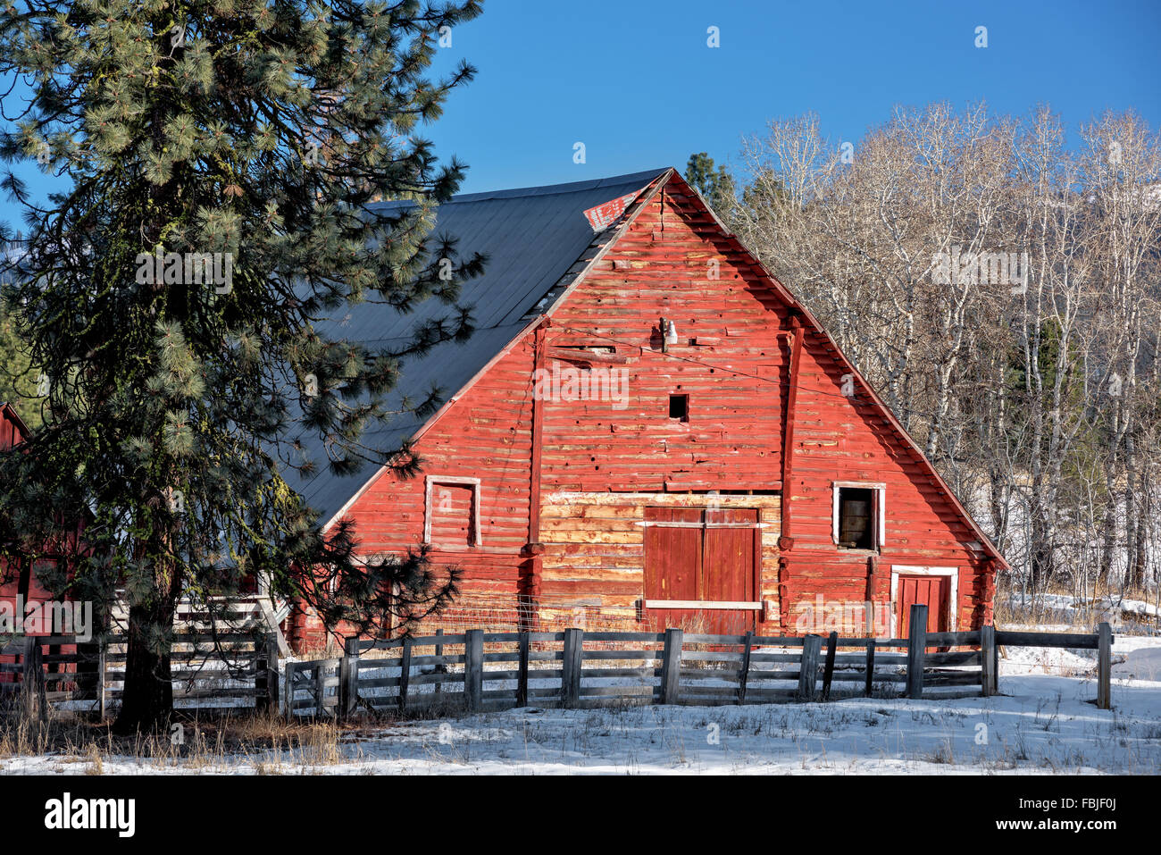 Red barn snow hi-res stock photography and images - Alamy