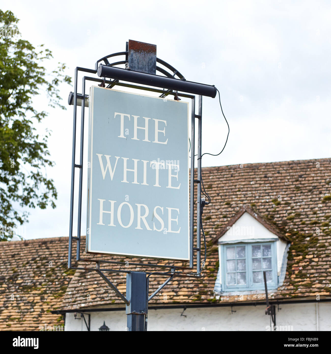 White horse pub sign hi-res stock photography and images - Alamy