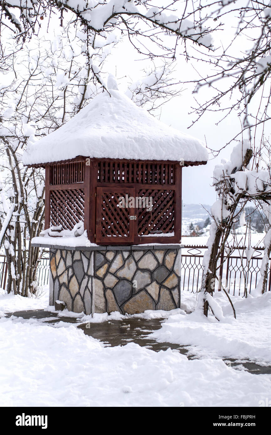 Tree well snow hi-res stock photography and images - Alamy