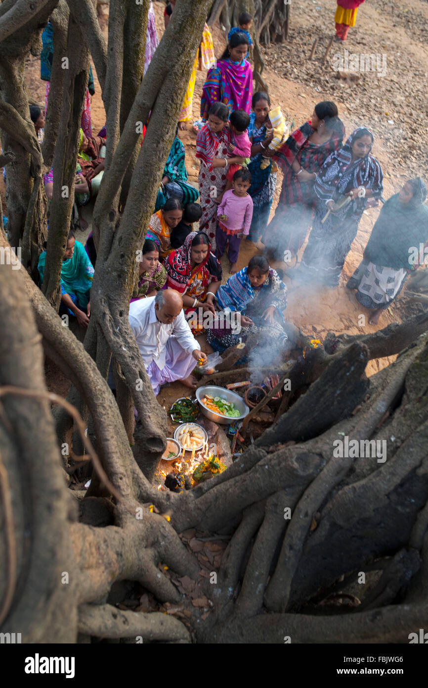 DHAKA, BANGLADESH 15th January 2016: Devotees with their Brahman's ...