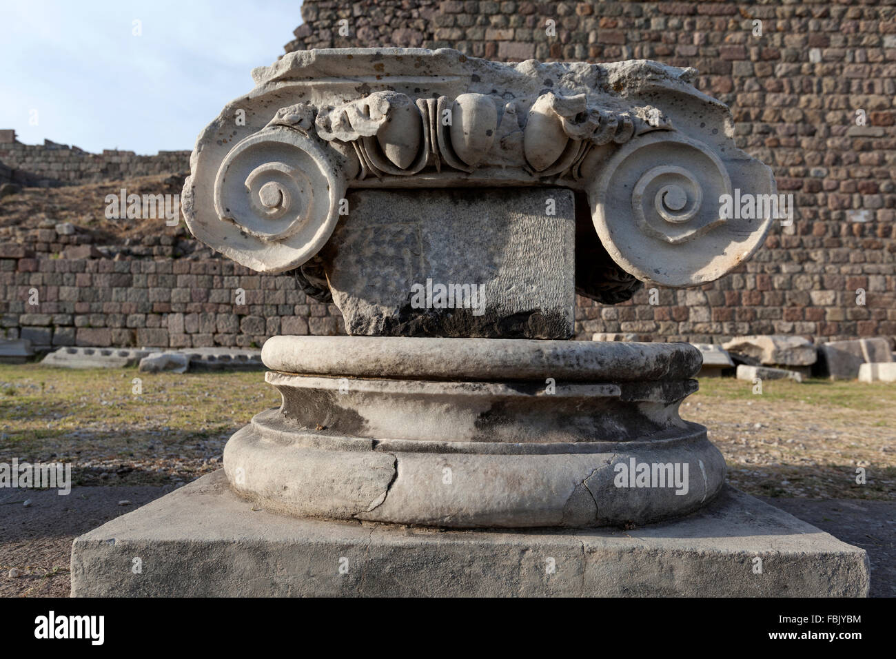 Ionic capital hi-res stock photography and images - Alamy