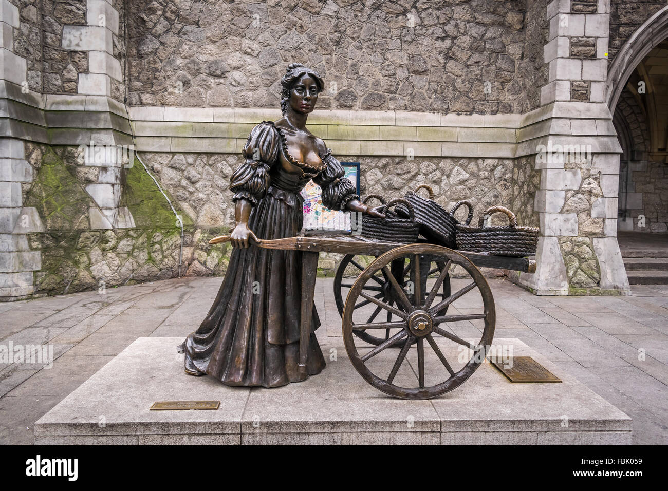The famous Molly Malone bronze statue in Dublin City Centre Stock Photo - Alamy