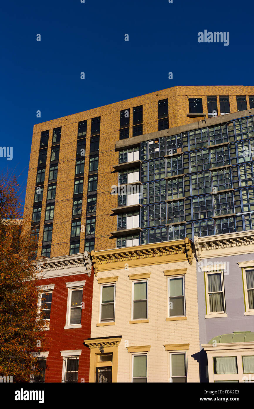 Modern row houses hi-res stock photography and images - Alamy