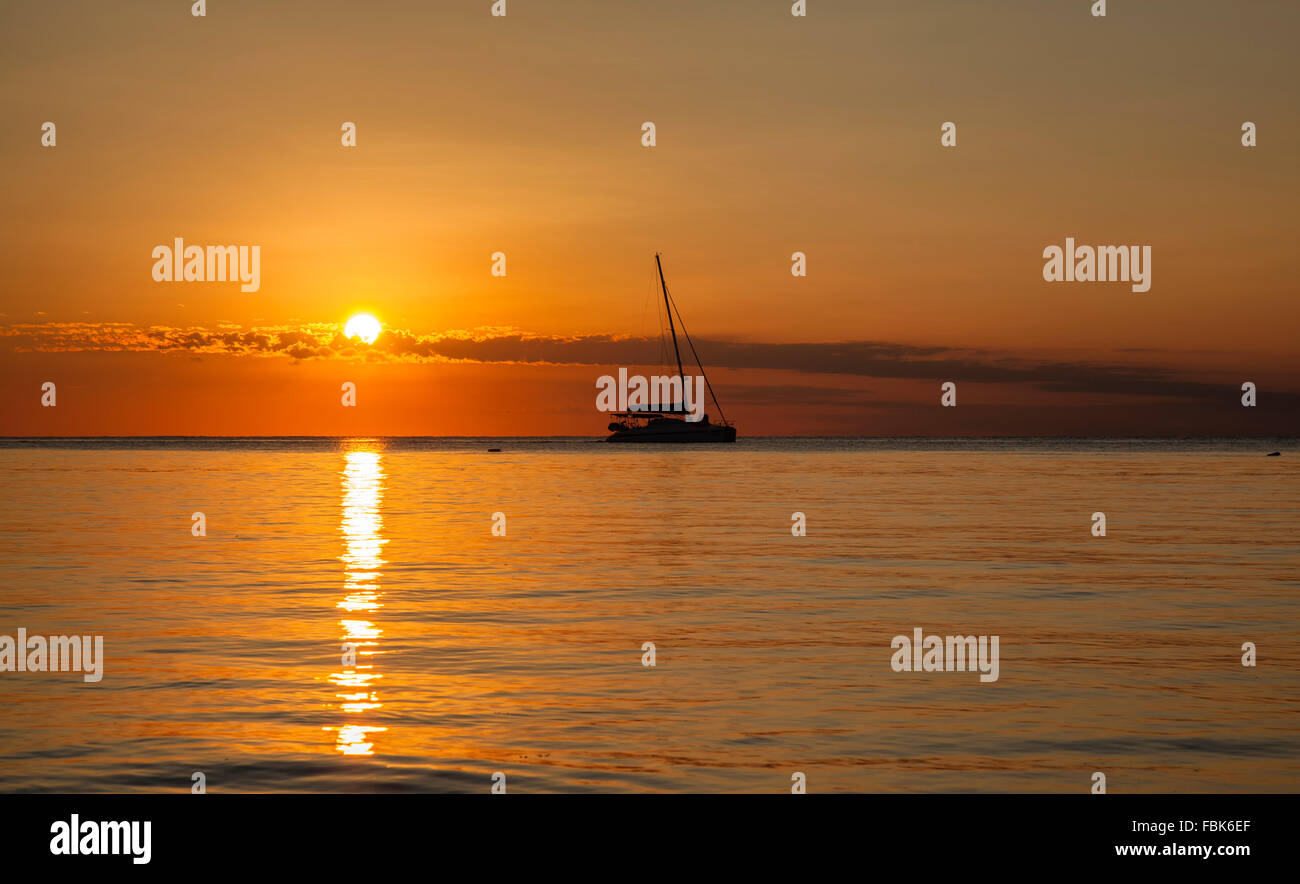 Red sunset with waves hi-res stock photography and images - Alamy