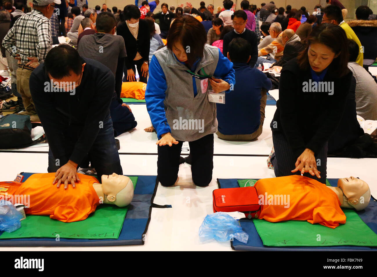 Volunteers participate in a first aid class organised by Tokyo Marathon ...