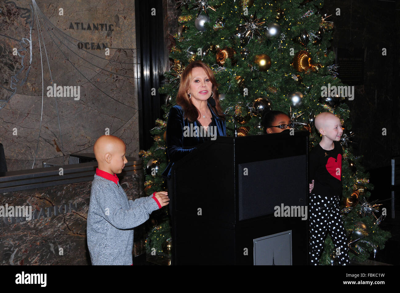 Marlo Thomas and Zac Posen light up the Empire State Building in lime ...