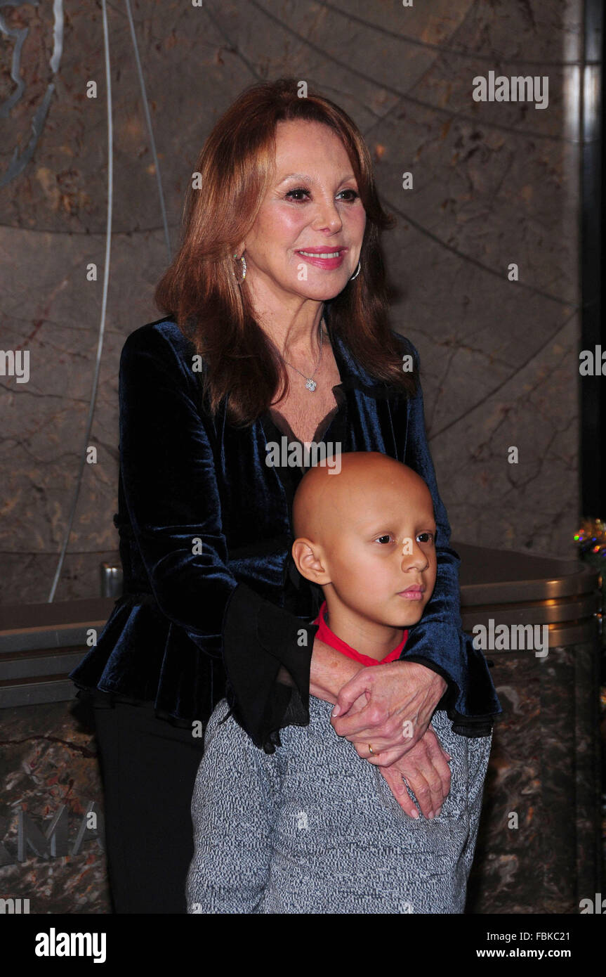 Marlo Thomas and Zac Posen light up the Empire State Building in lime ...