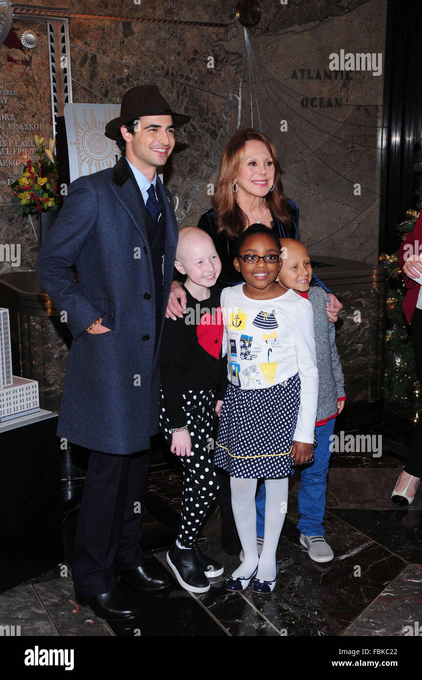 Marlo Thomas and Zac Posen light up the Empire State Building in lime ...