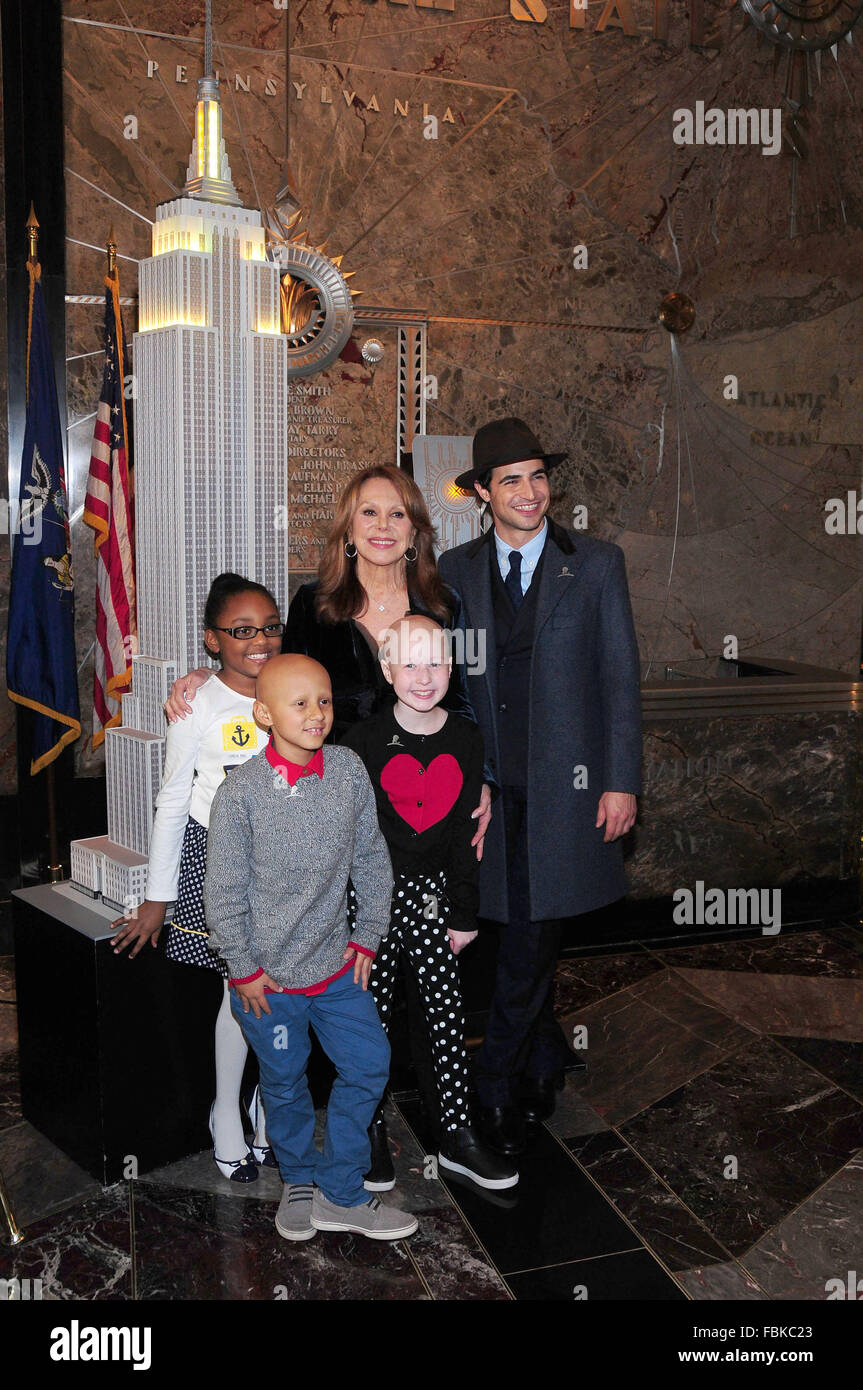 Marlo Thomas and Zac Posen light up the Empire State Building in lime ...