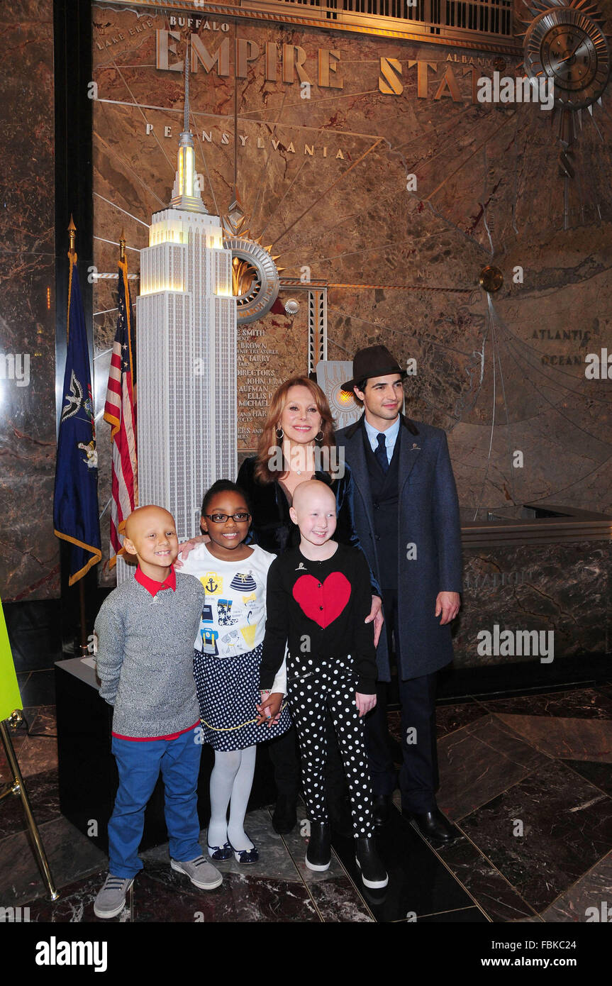 Marlo Thomas and Zac Posen light up the Empire State Building in lime ...