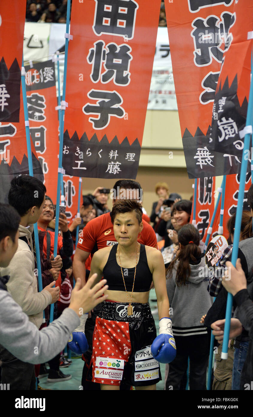 Hyogo, Japan. 11th Dec, 2015. Etsuko Tada (JPN) Boxing : Etsuko Tada of Japan enters the ring ...