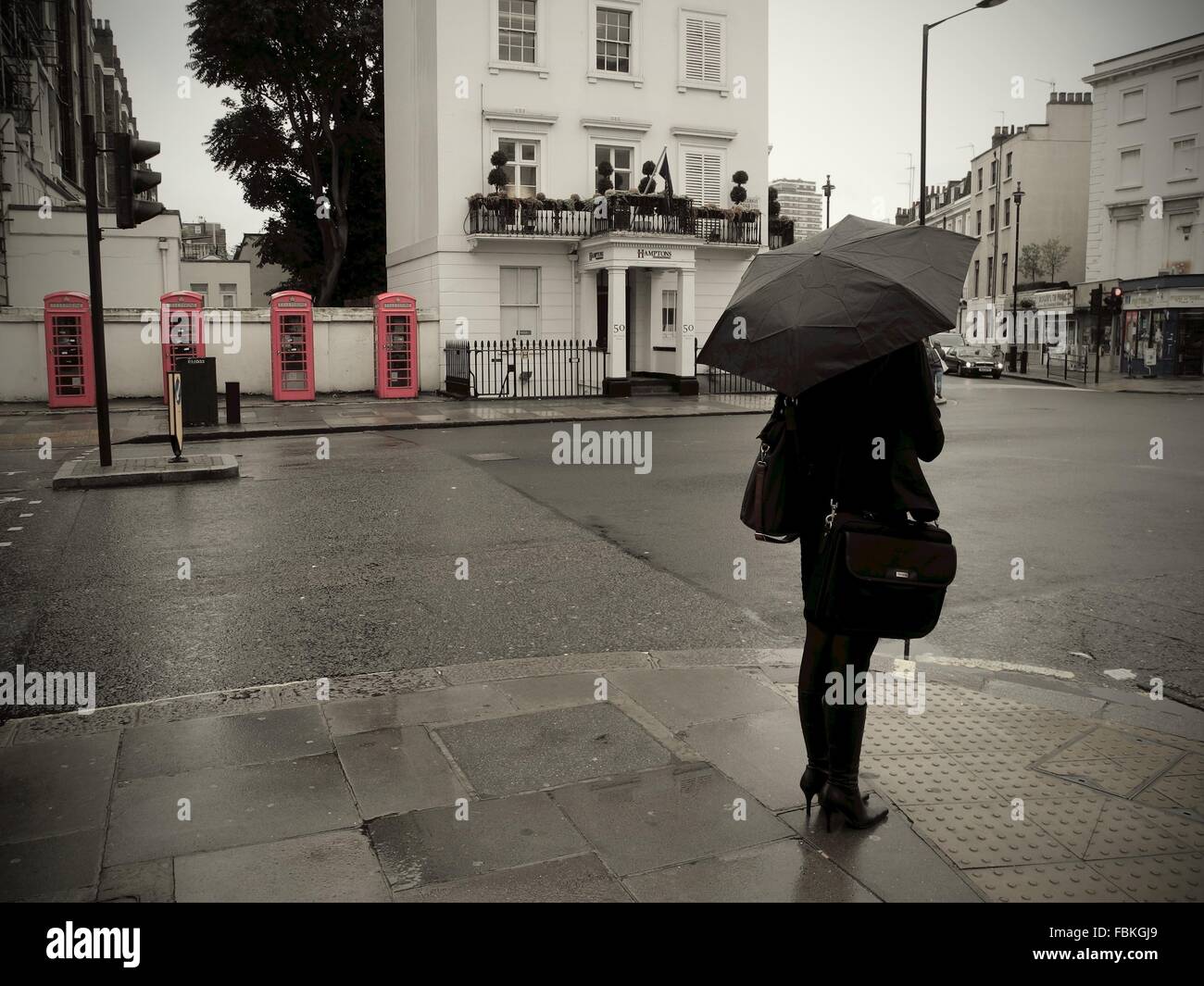 Rainy london streets hi-res stock photography and images - Alamy