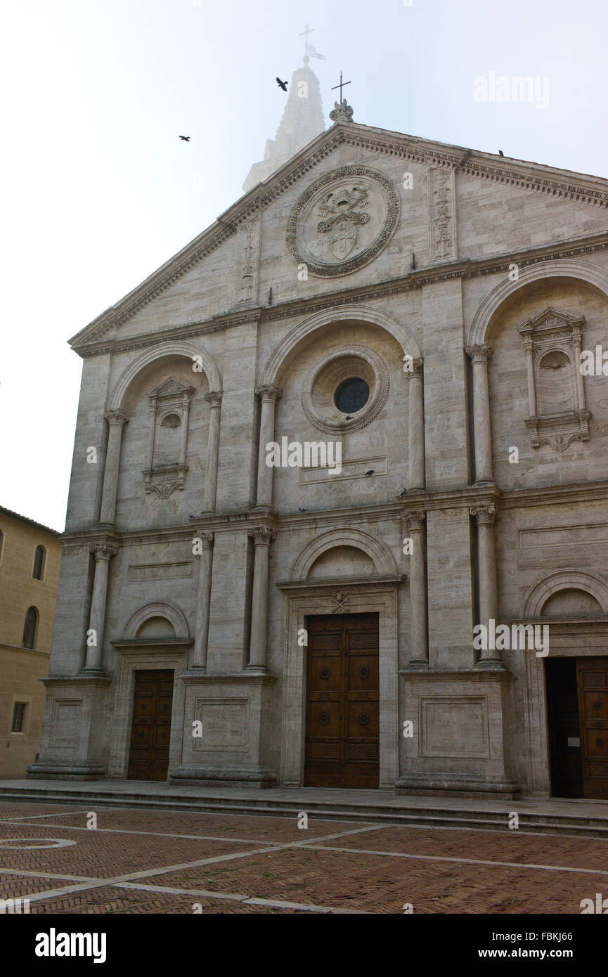 Early morning mist rising above The Duomo and Piazza Pio II, Pienza ...