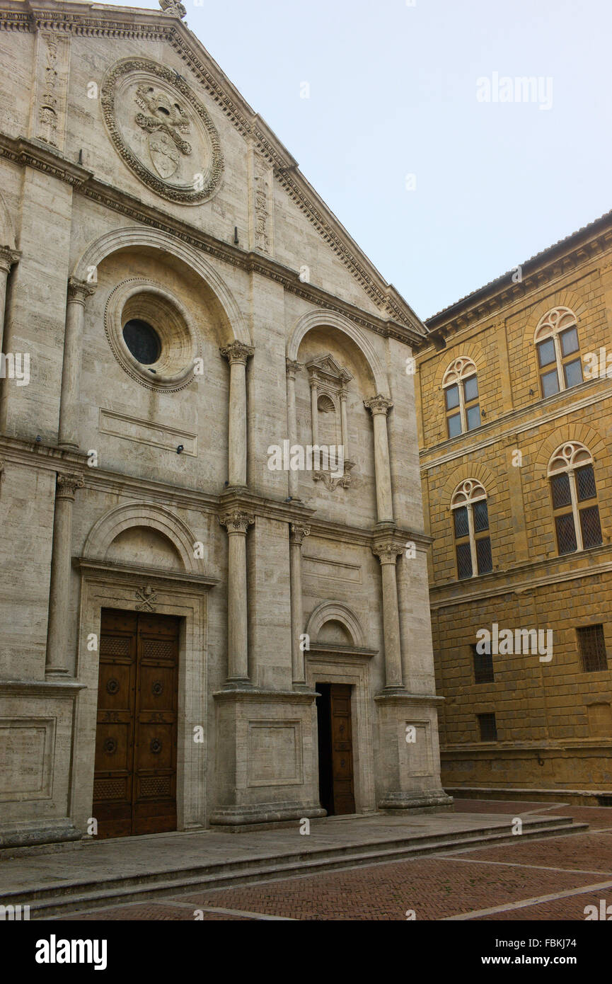 The Duomo, Palazzo Piccolomini and Piazza Pio II, Pienza, Tuscany ...