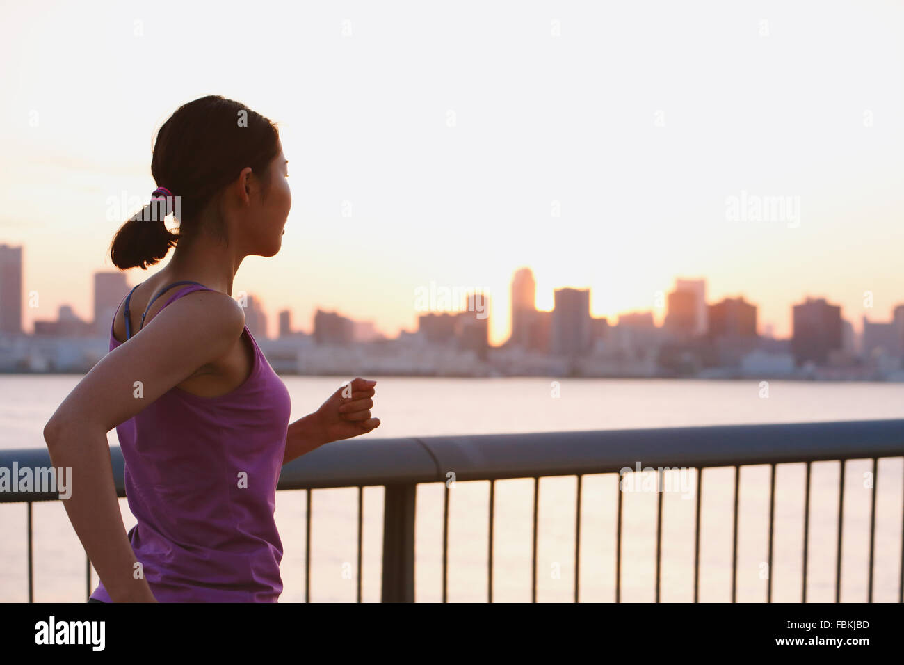 City woman running silhouette hi-res stock photography and images - Alamy