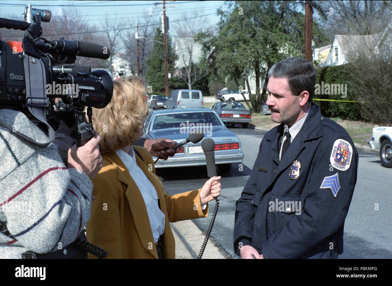 reporter talks to a police officer about an incident Stock Photo - Alamy