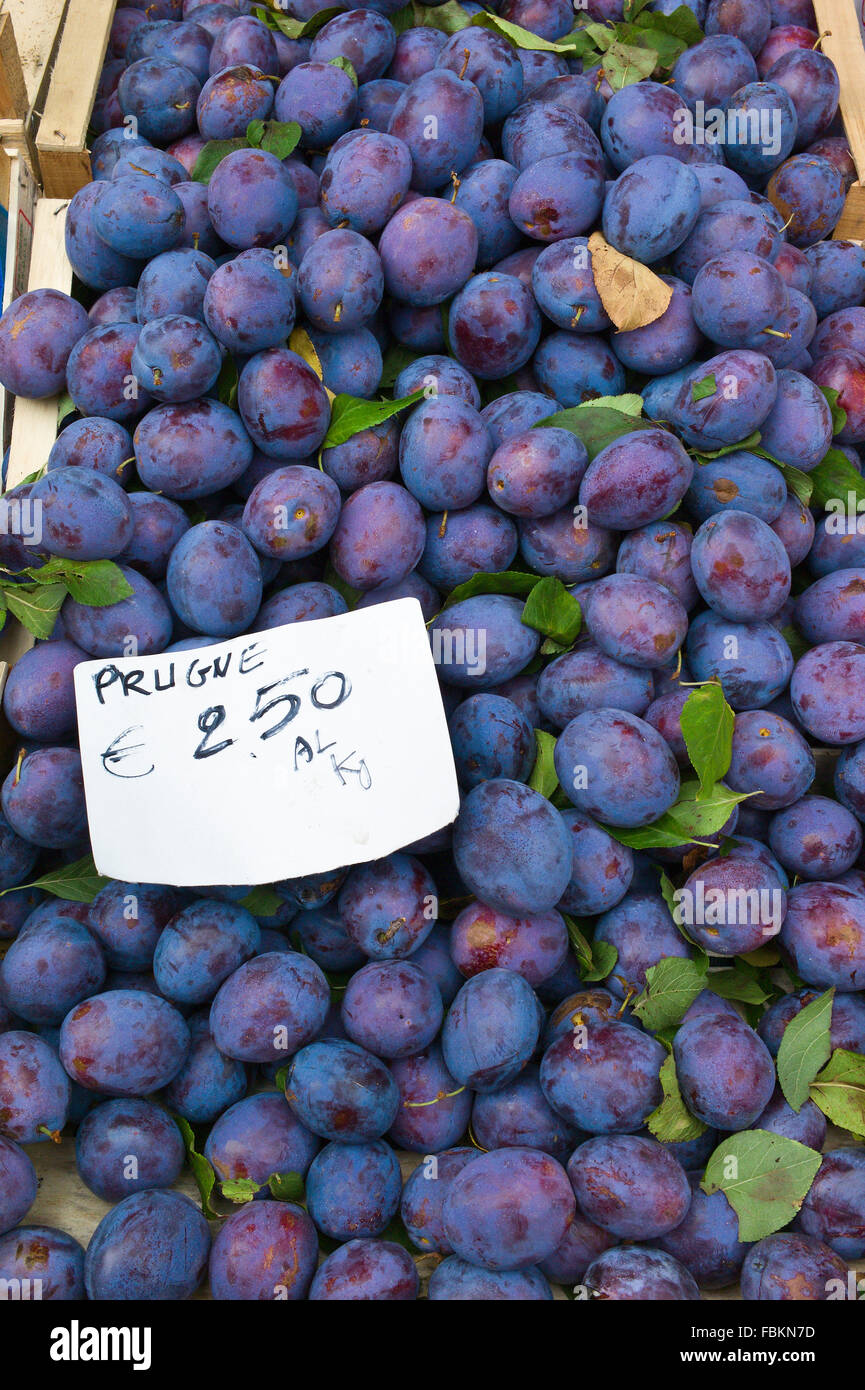 Trays of plums hi-res stock photography and images - Alamy