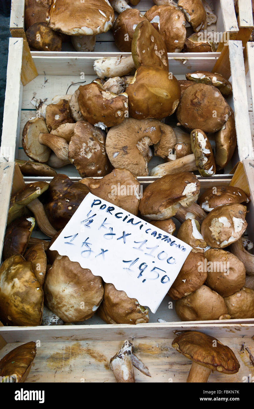 Penny stall hi-res stock photography and images - Alamy